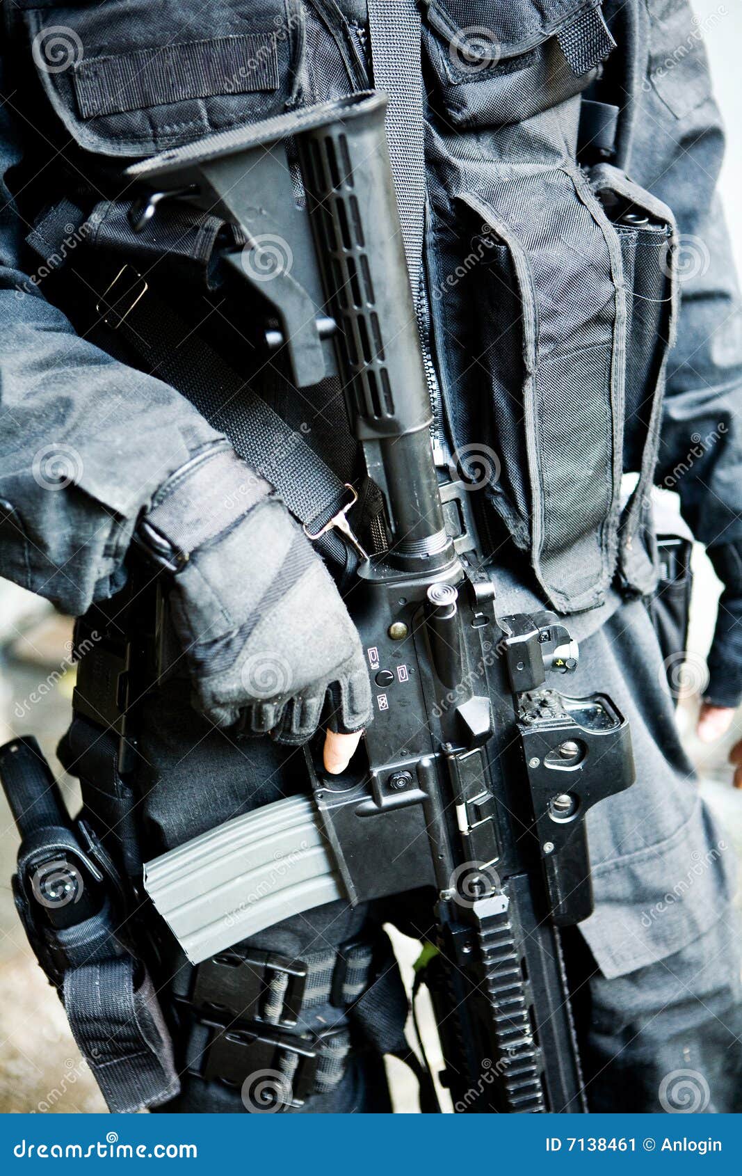 O soldado armado camuflar imagem de stock. Imagem de combate - 7138461