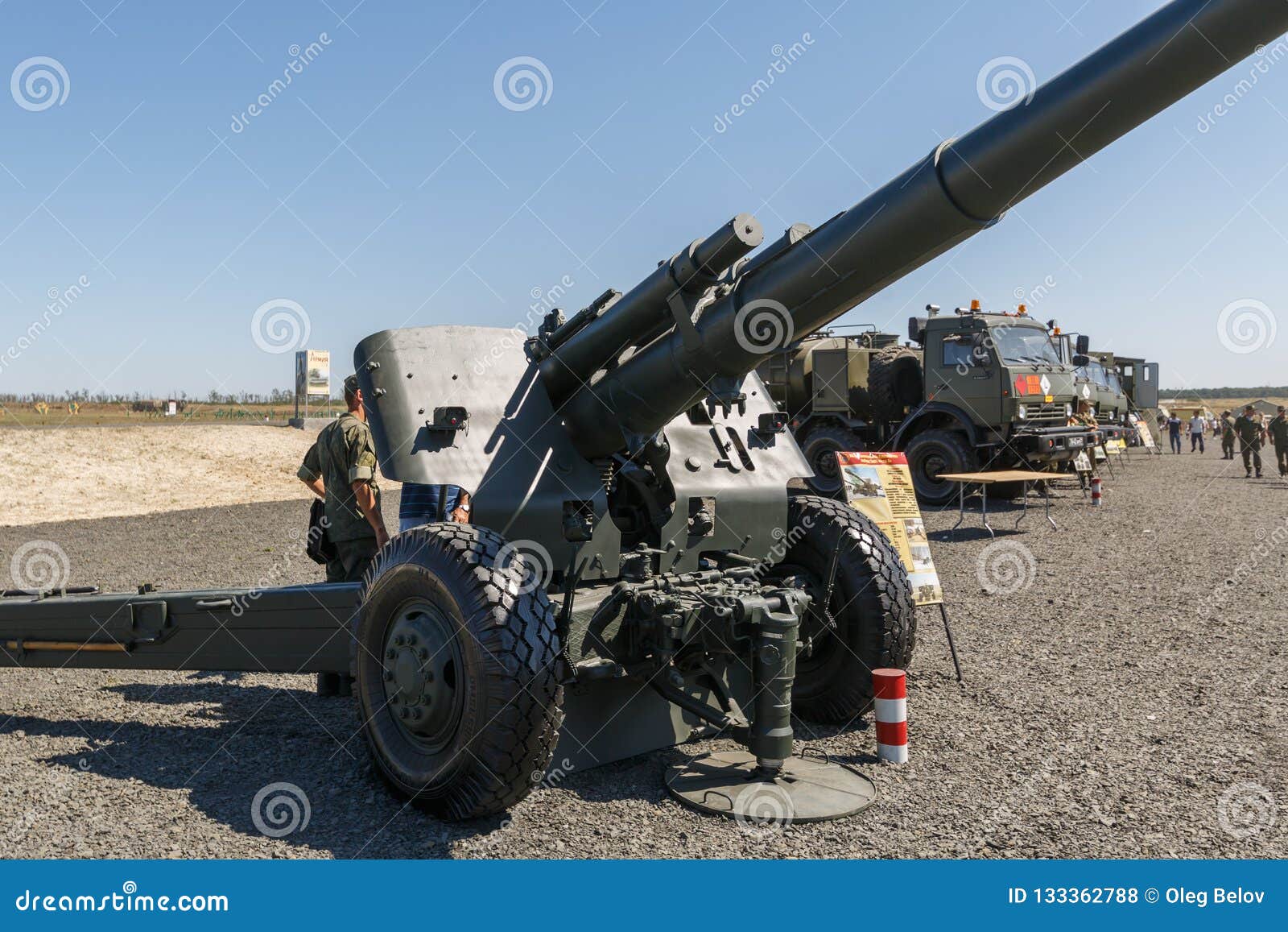 O Soviete Rebocou 152 Obus 2A65 Msta-B De 4 Milímetros Foto de Stock ...