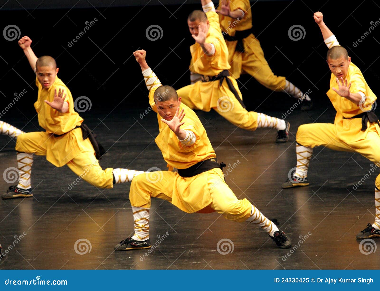 O Templo De Shaolin De China Executa Em Barém, 2012 Imagem Editorial ...