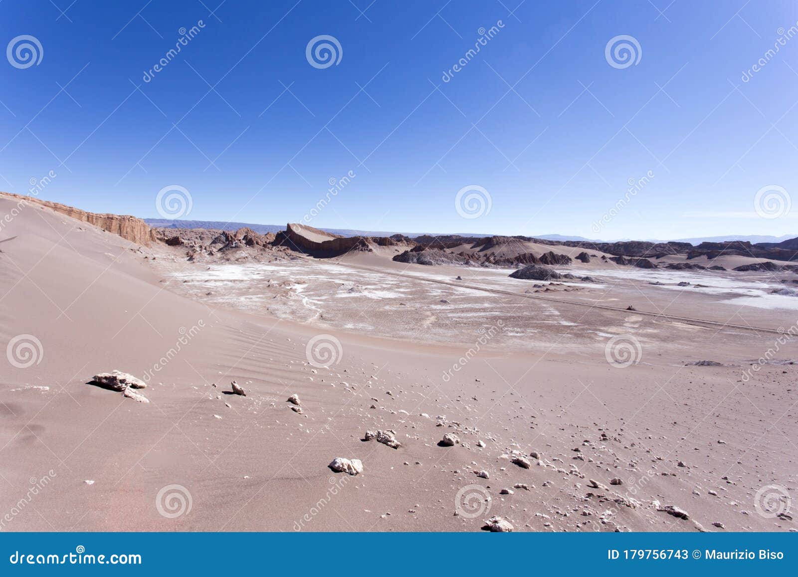 O Vale Da Lua No Deserto Do Atacama Imagem de Stock - Imagem de céu ...