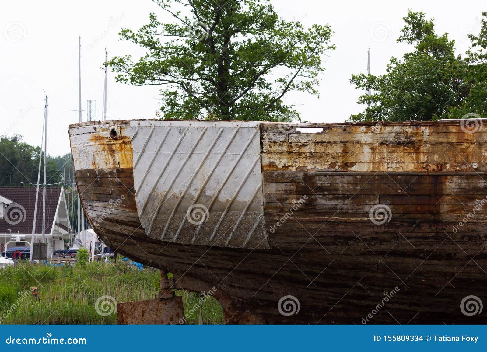 O Velho E Danificado Barco De Madeira Enferrujado Foto de Stock ...