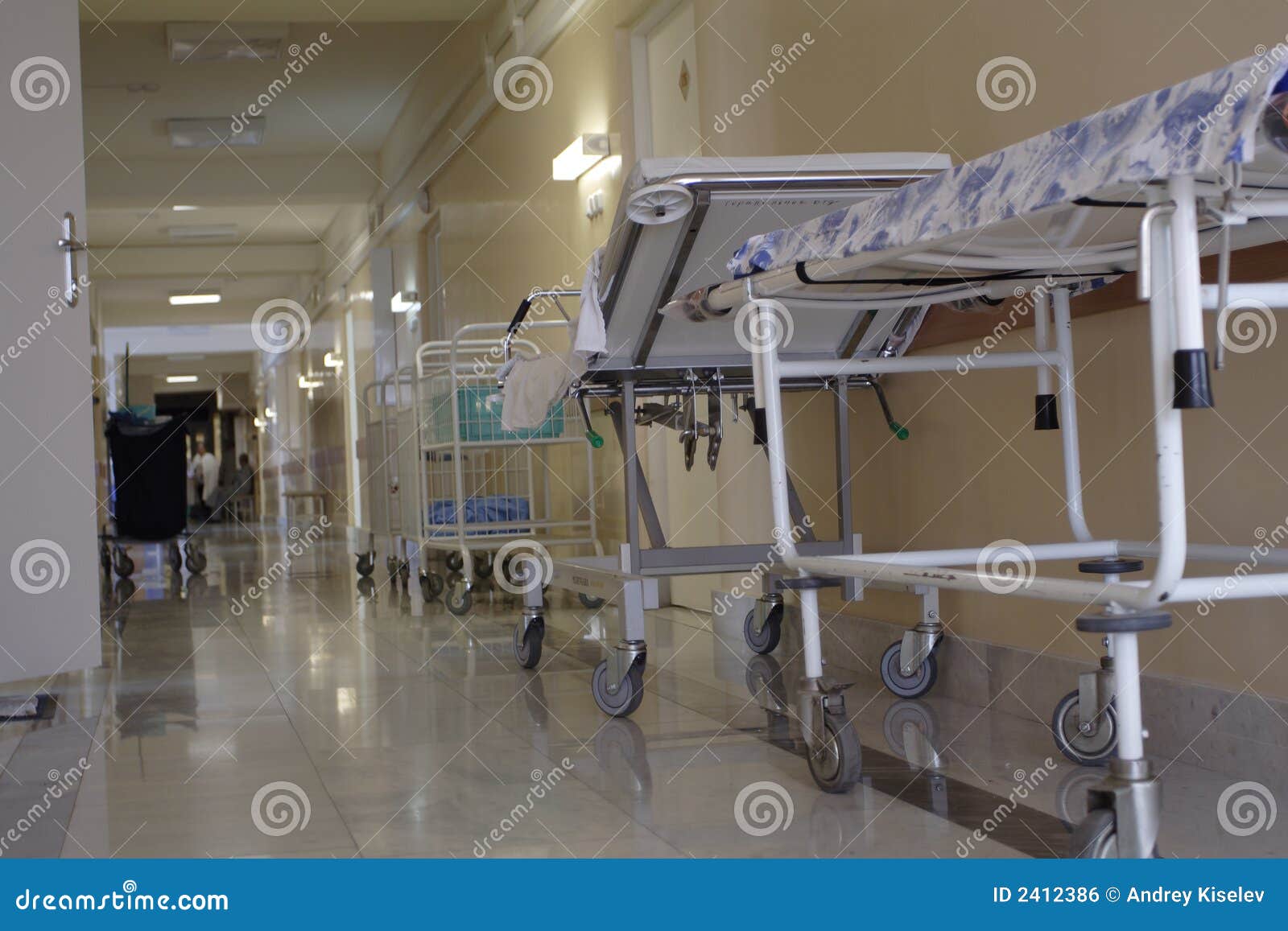 O_way stock foto. Image of deuren, binnen, weerspiegelen - 2412386