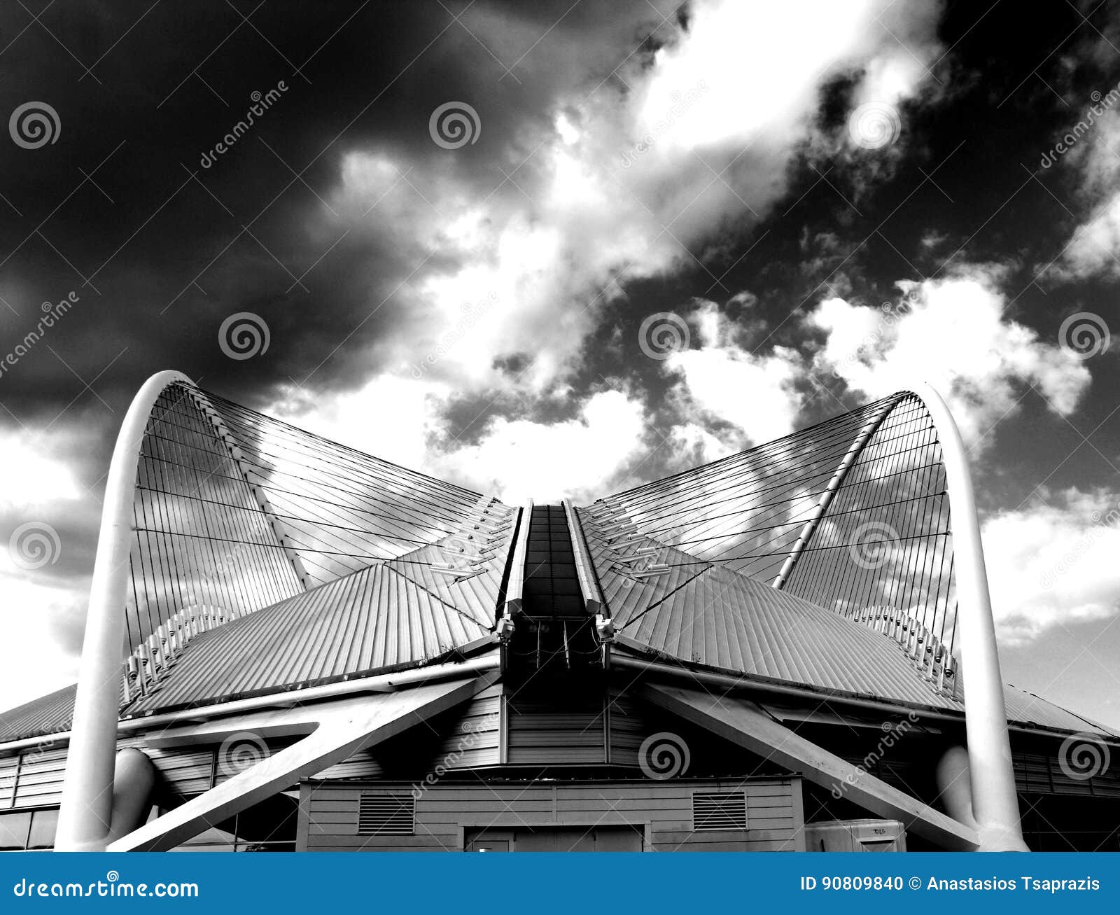 Oaka editorial image. Image of glouds, reflection, symmetry - 90809840