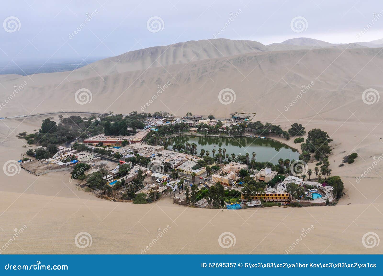 Oase in De Huacachina-woestijn, Peru Stock Afbeelding - Image of ...