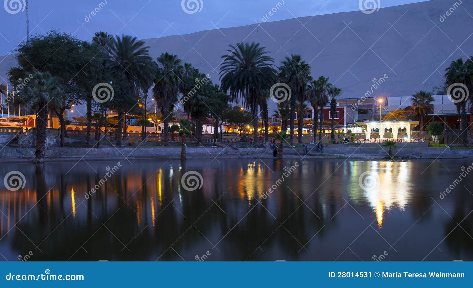 Oase Huacachina - Peru stockbild. Bild von wasser, häuser - 28014531