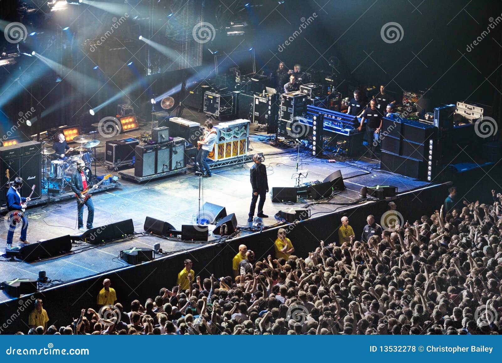 Oasis editorial stock photo. Image of group, crowd, musical - 13532278