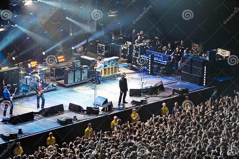 Oasis editorial stock photo. Image of group, crowd, musical - 13532278