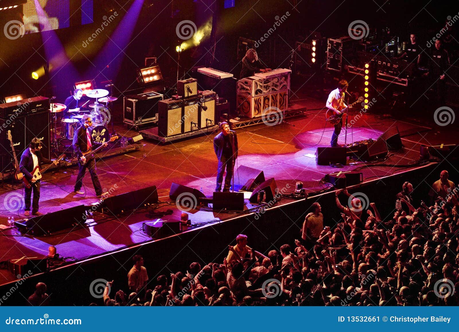 Oasis editorial photo. Image of clap, group, entertainment - 13532661