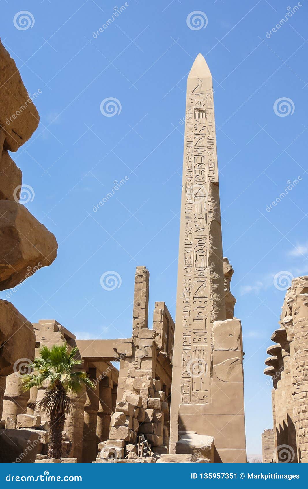 Obelisco Dentro Del Templo De Luxor Foto editorial - Imagen de famoso ...