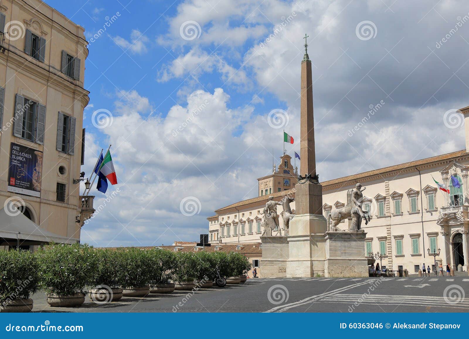 Obelisco Y Edificios En Piazza Del Quirinale En Roma Foto de archivo ...