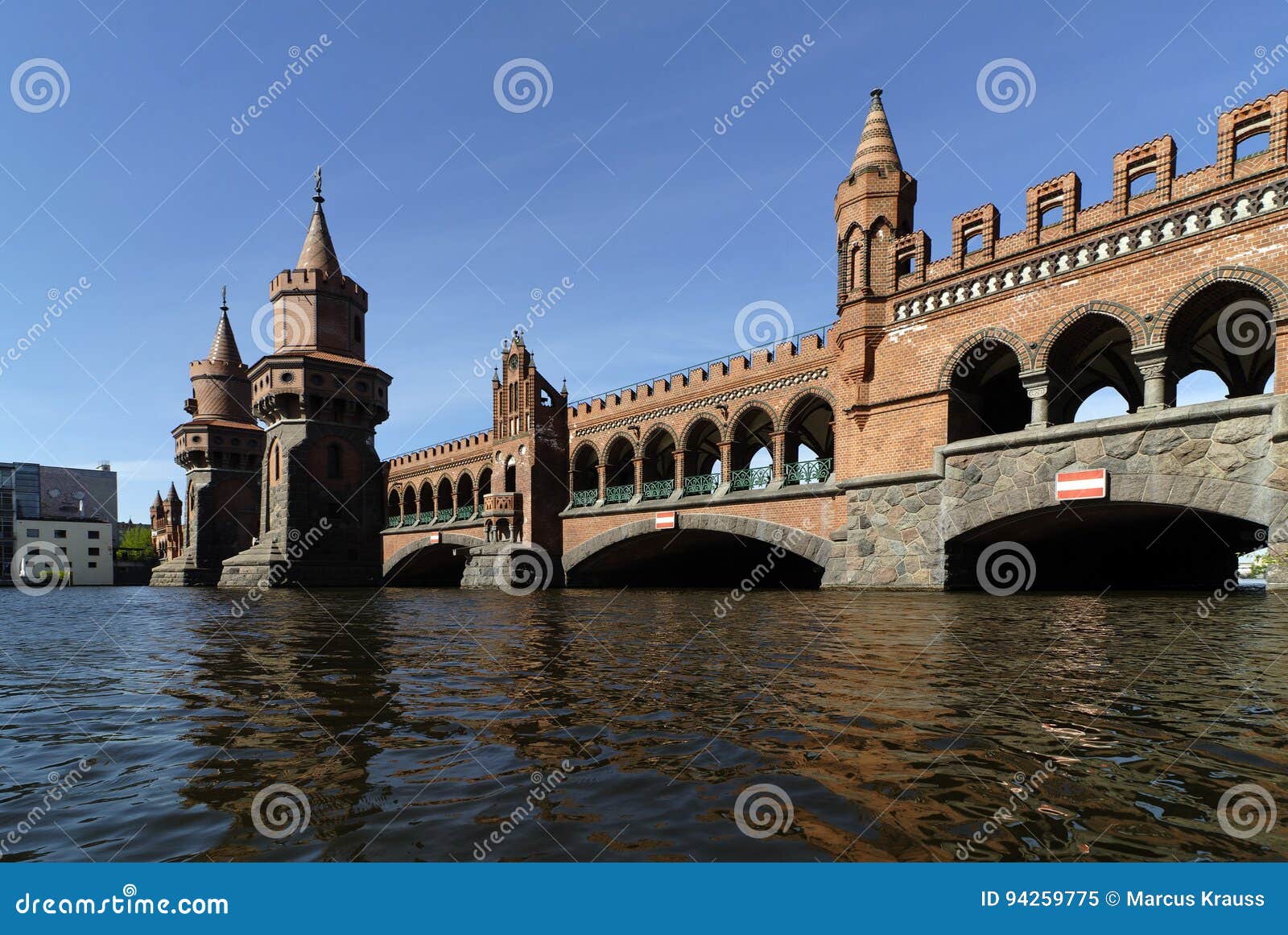 The Oberbaum Bridge between Kreuzberg an Friedrichshain in Berlin ...