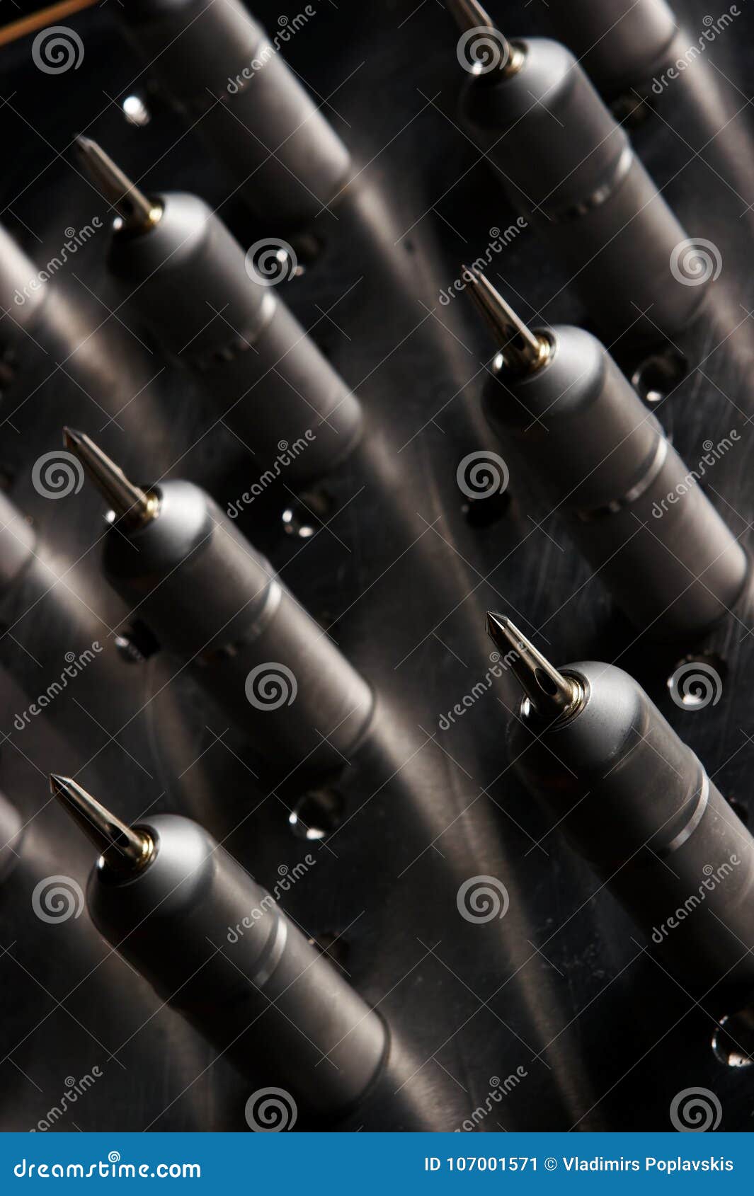 Objetos afiados do metal imagem de stock. Imagem de fundo - 107001571