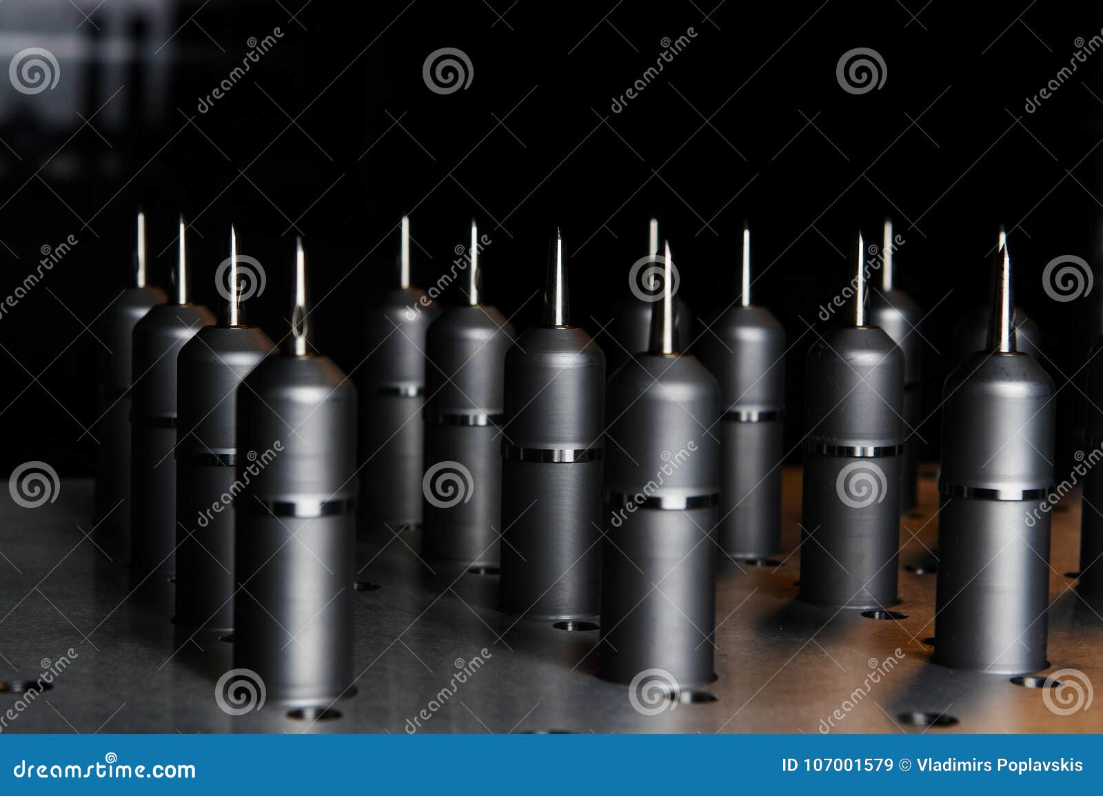 Objetos afiados do metal imagem de stock. Imagem de brilhante - 107001579