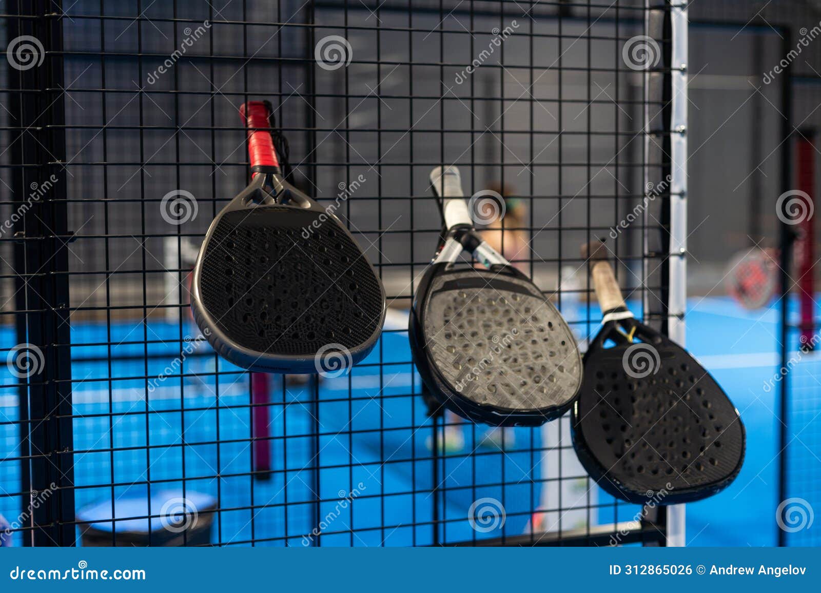 Objetos De Remo En Una Cancha Azul Foto de archivo - Imagen de hierba ...