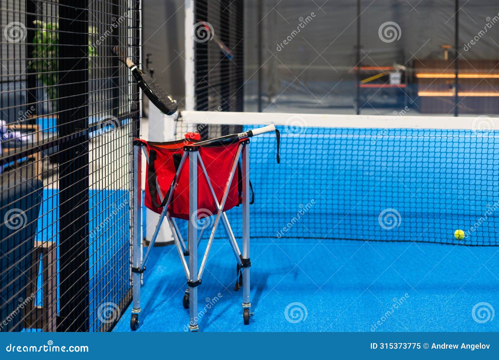 Objetos De Remo En Una Cancha Azul Imagen de archivo - Imagen de ...