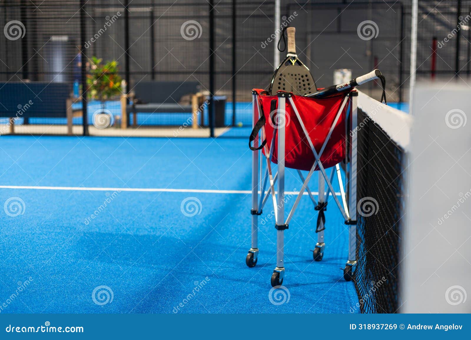 Objetos De Remo En Una Cancha Azul Imagen de archivo - Imagen de cubo ...
