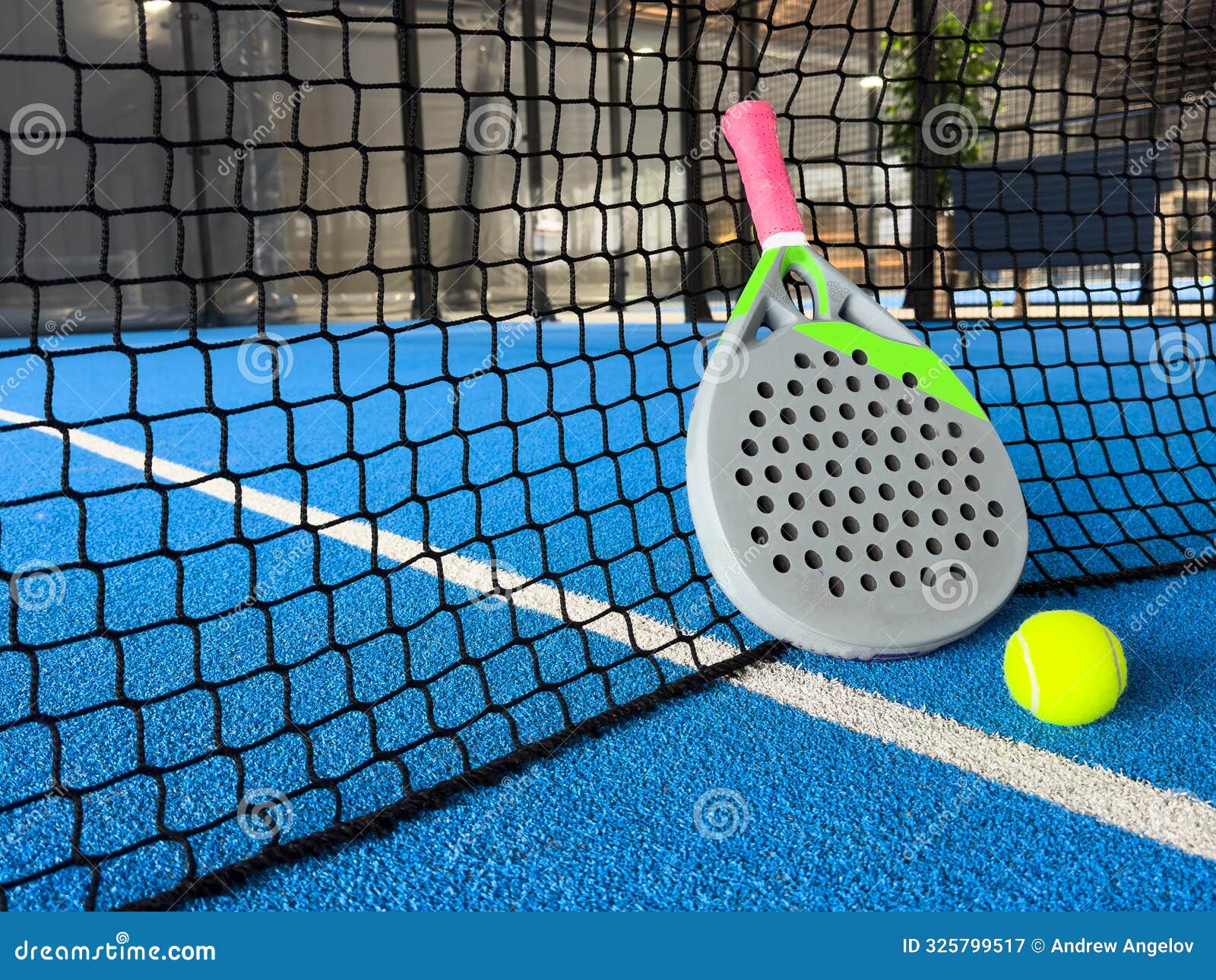 Objetos De Remo En Una Cancha Azul Imagen de archivo - Imagen de ...