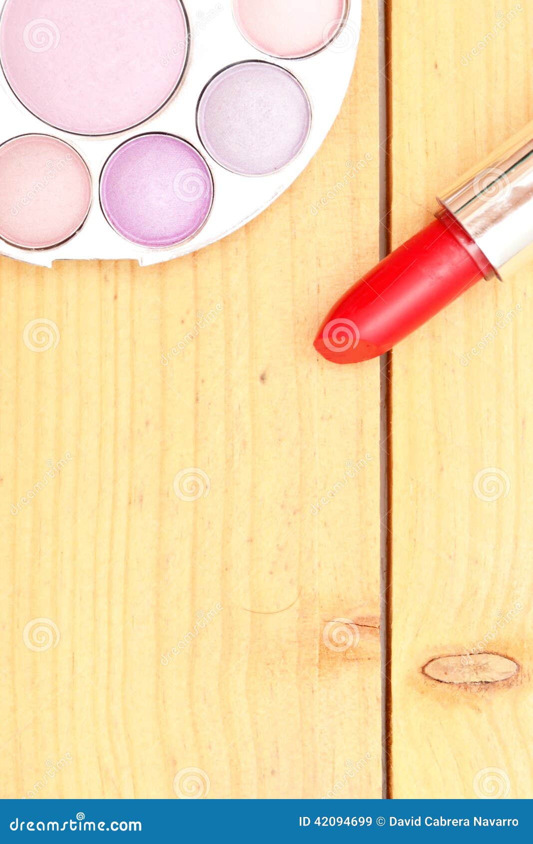 Objetos Del Maquillaje En La Madera Imagen de archivo - Imagen de ...