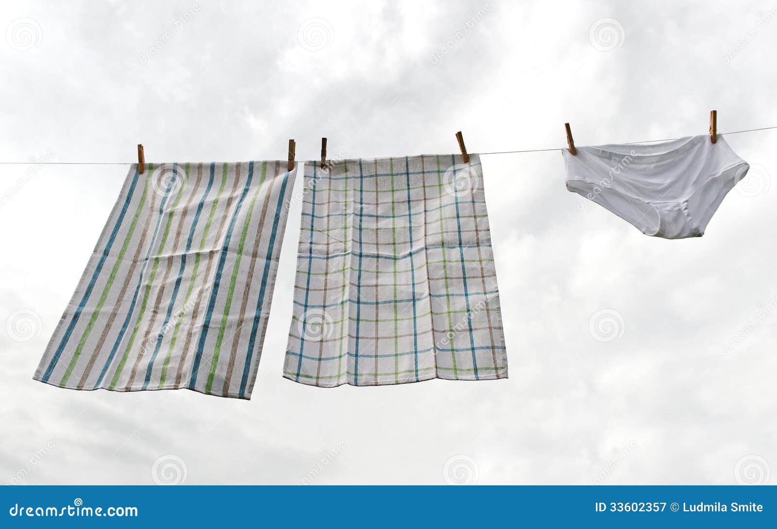 Objetos En La Línea De Ropa. Imagen de archivo - Imagen de enganche ...