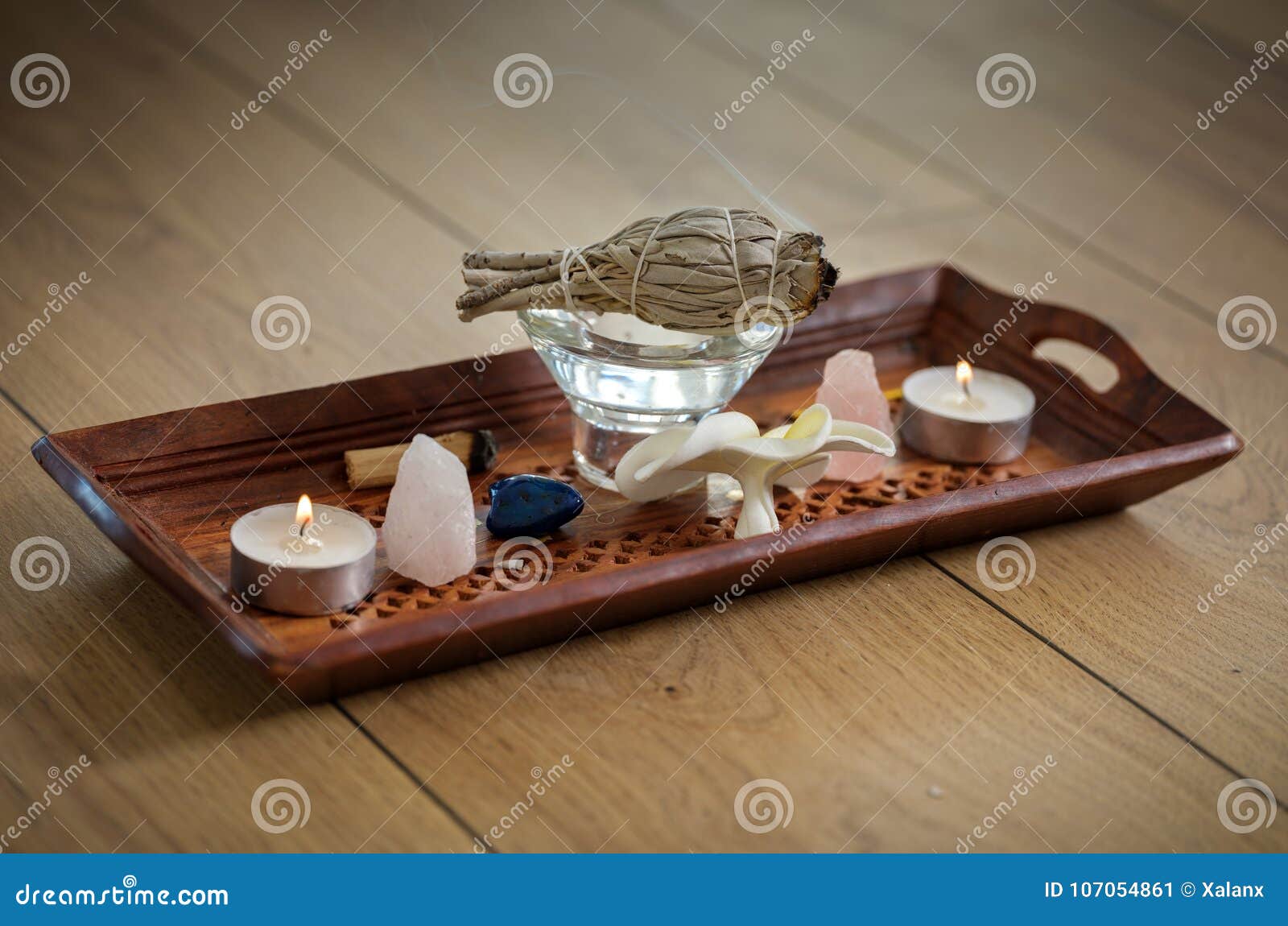 Objetos Rituales Sabios Que Fuman Imagen de archivo - Imagen de humo ...