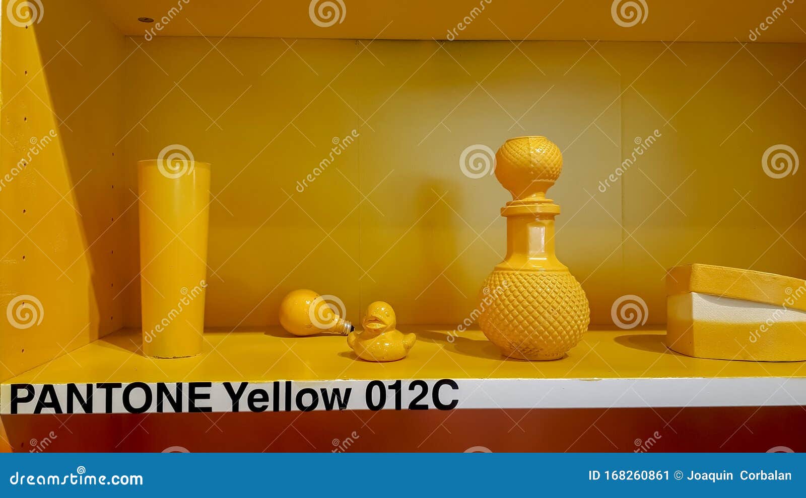 Objets De Design Peints En Jaune Pantone Image stock - Image du ...