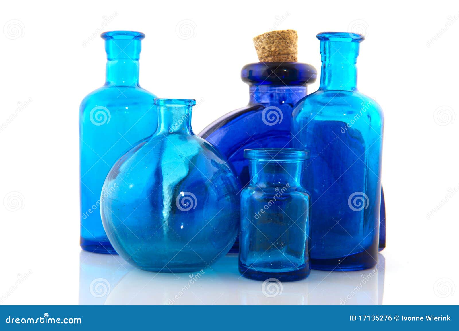 Objets en verre bleus photo stock. Image du ligne, bouteilles - 17135276