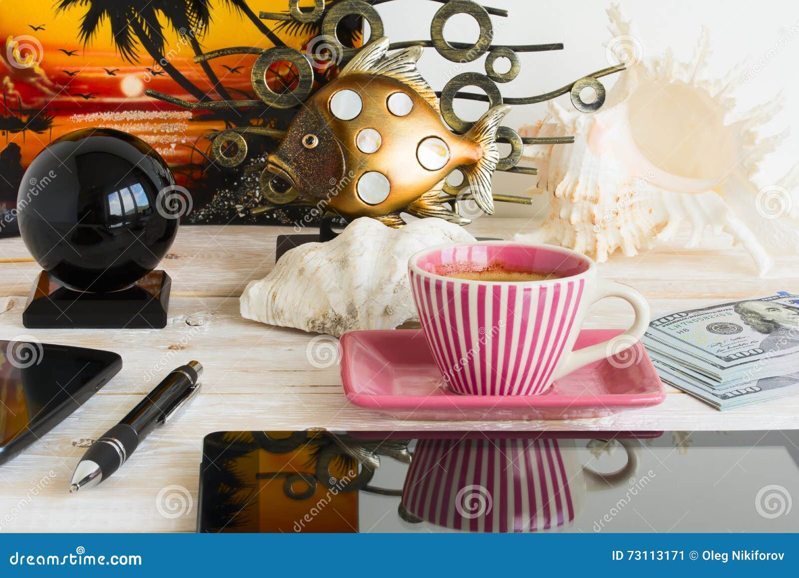 Objets sur une table image stock. Image du connexion - 73113171