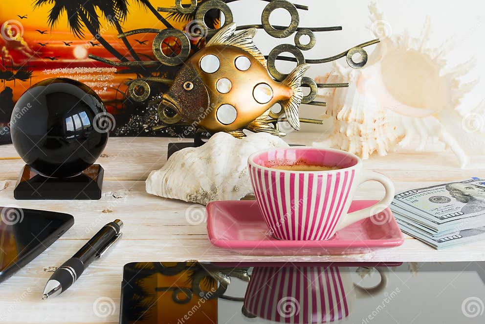 Objets sur une table image stock. Image du connexion - 73113171
