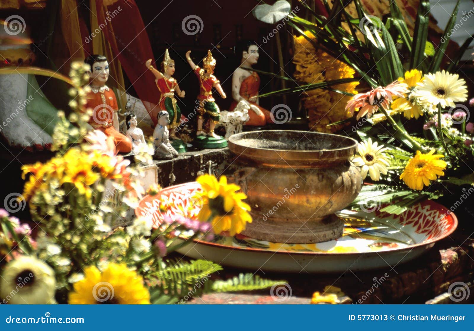 Oblación imagen de archivo. Imagen de recorrido, recipiente - 5773013