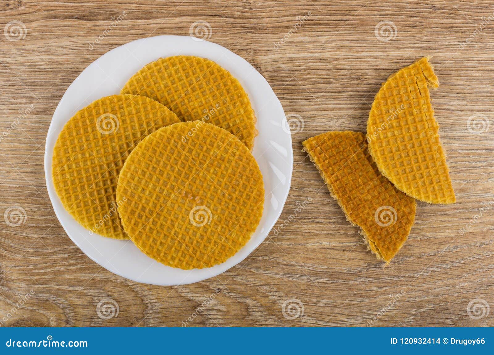 Oblea Rellena Redonda En Placa, Oblea Rota En La Tabla De Madera Foto ...