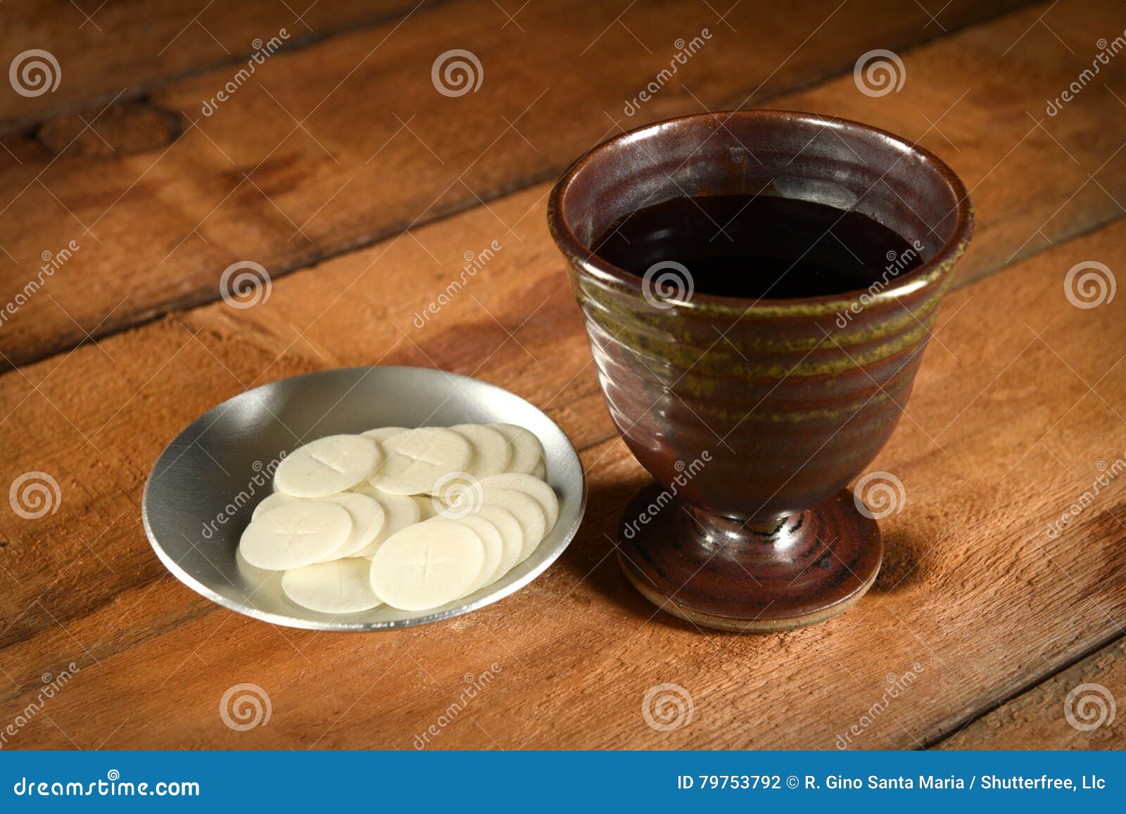 Obleas Y Vino De La Comunión Foto de archivo - Imagen de cristo, fondo ...