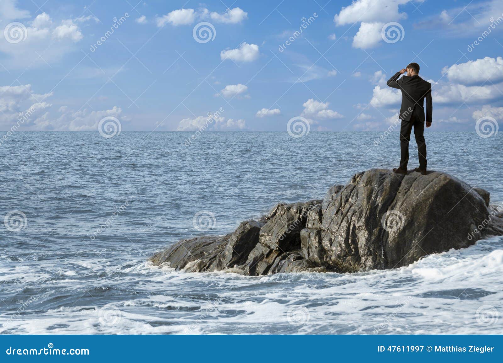 Observando O Homem Em Rochas No Mar Imagem de Stock - Imagem de ...