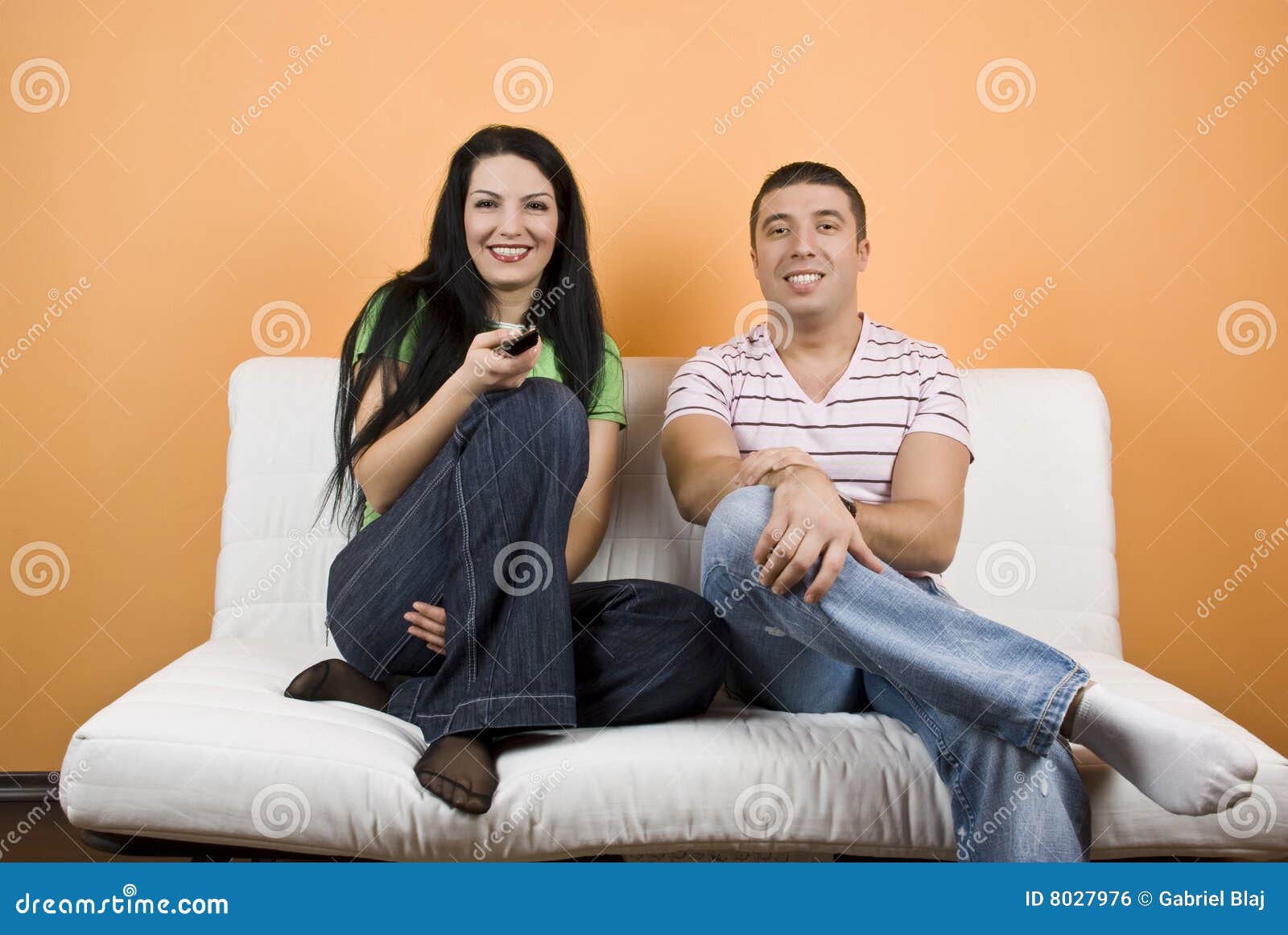 Couples Regardant La TV Image. Image: 8027976