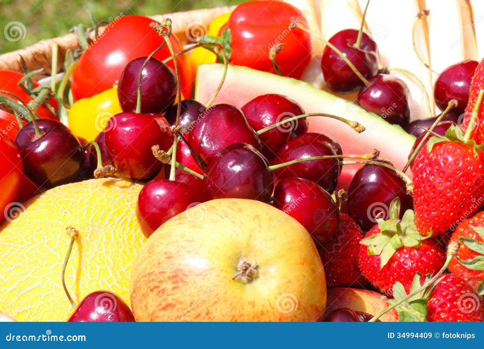 Obstkorb, Fruchternte stockbild. Bild von vitamine, stangen - 34994409