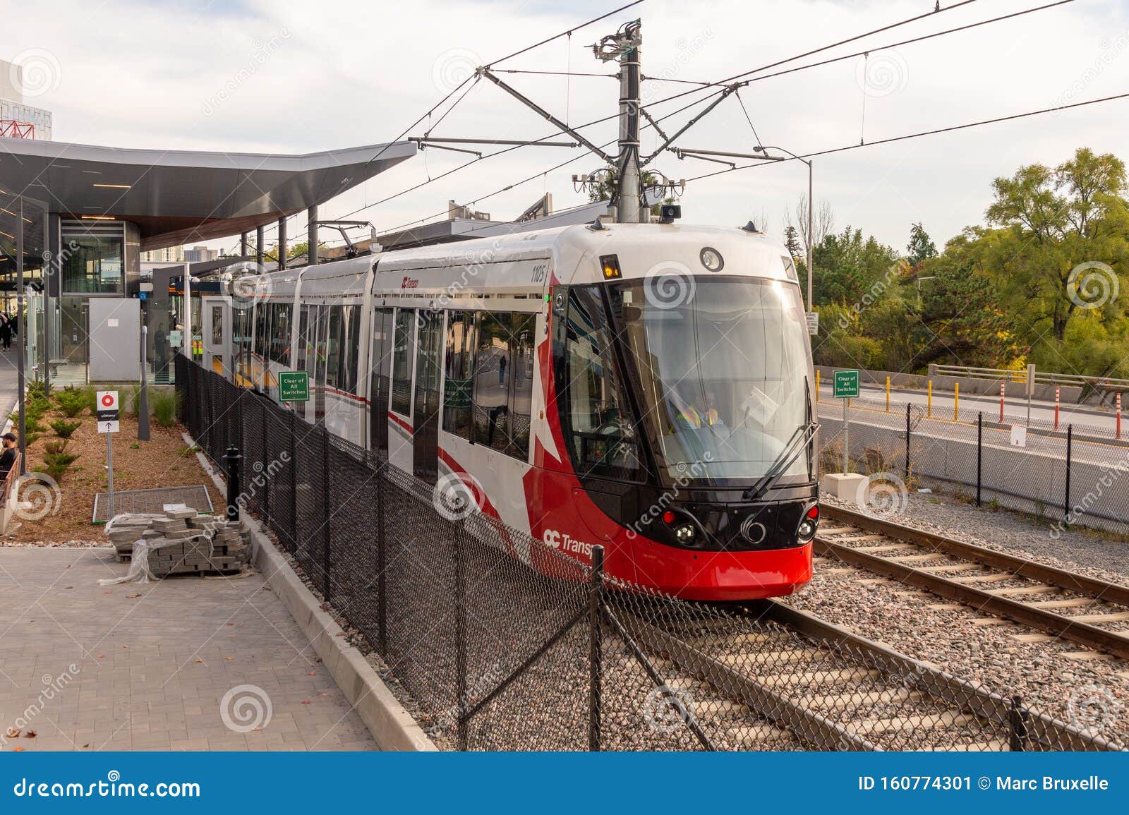 OC Transpo Train Leaving UOttawa Station Editorial Photo - Image of ...