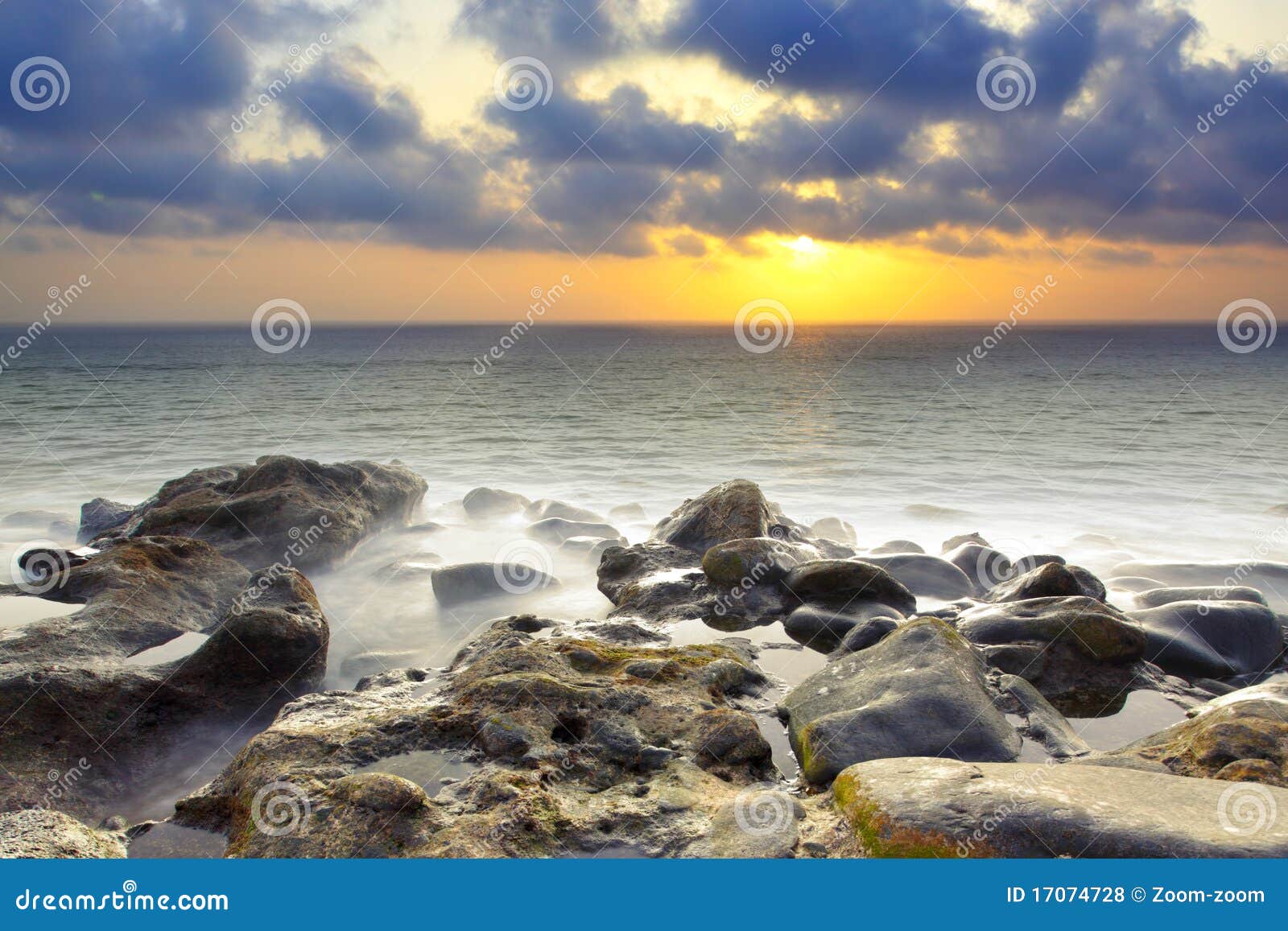 Ocaso foto de archivo. Imagen de cubo, nube, azul, ocaso - 17074728