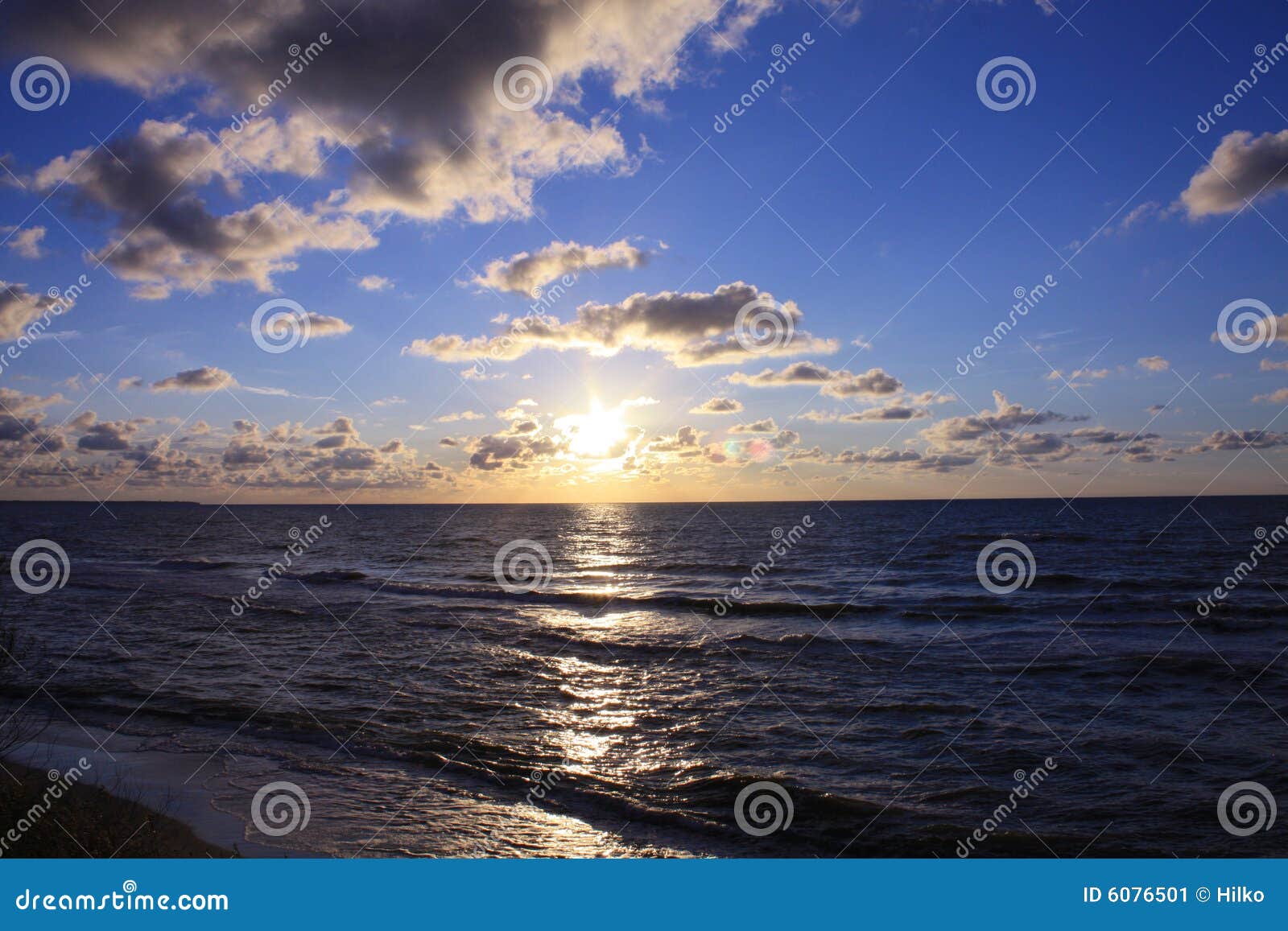 Ocaso imagen de archivo. Imagen de playa, ondas, sentados - 6076501