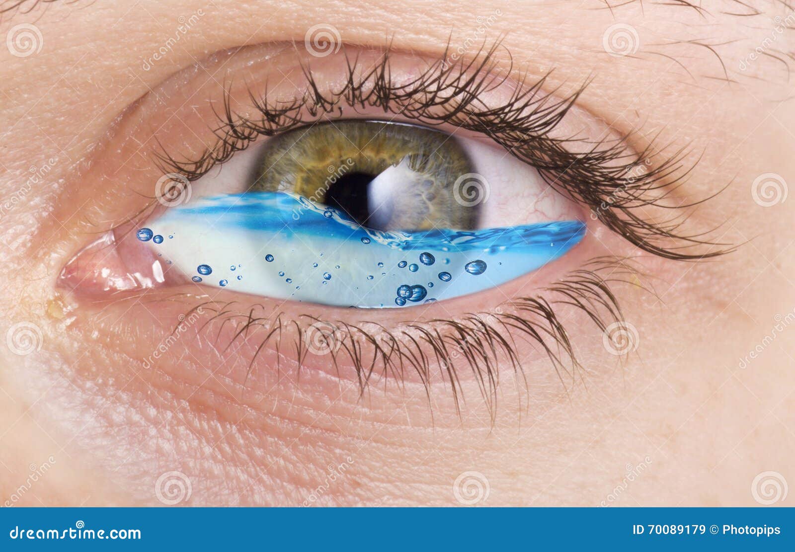 Occhio con acqua dentro immagine stock. Immagine di pupilla - 70089179