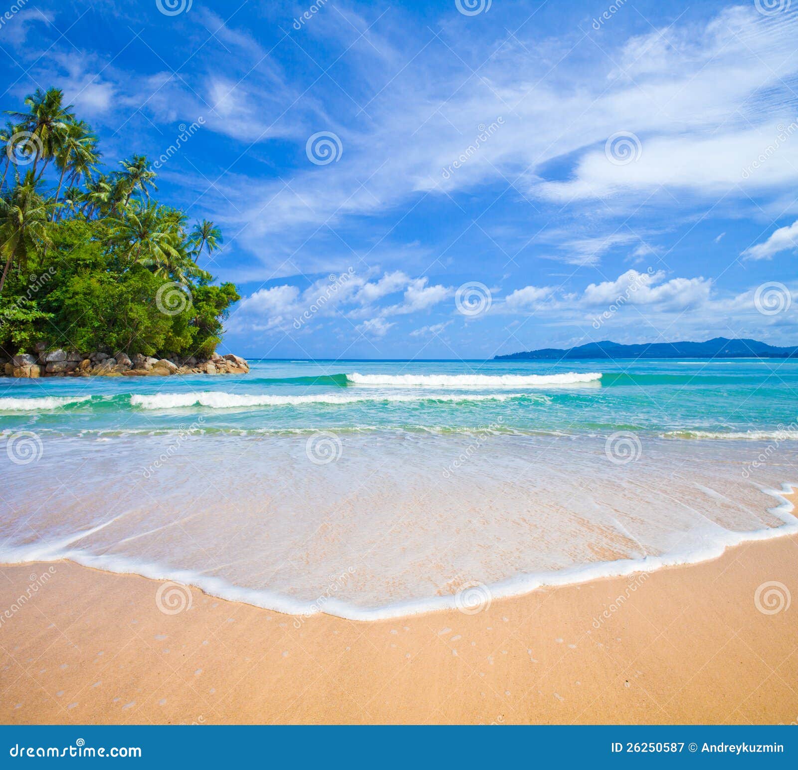 Oceaan Strand Met Eiland En Palmen Stock Afbeelding - Image of visser ...