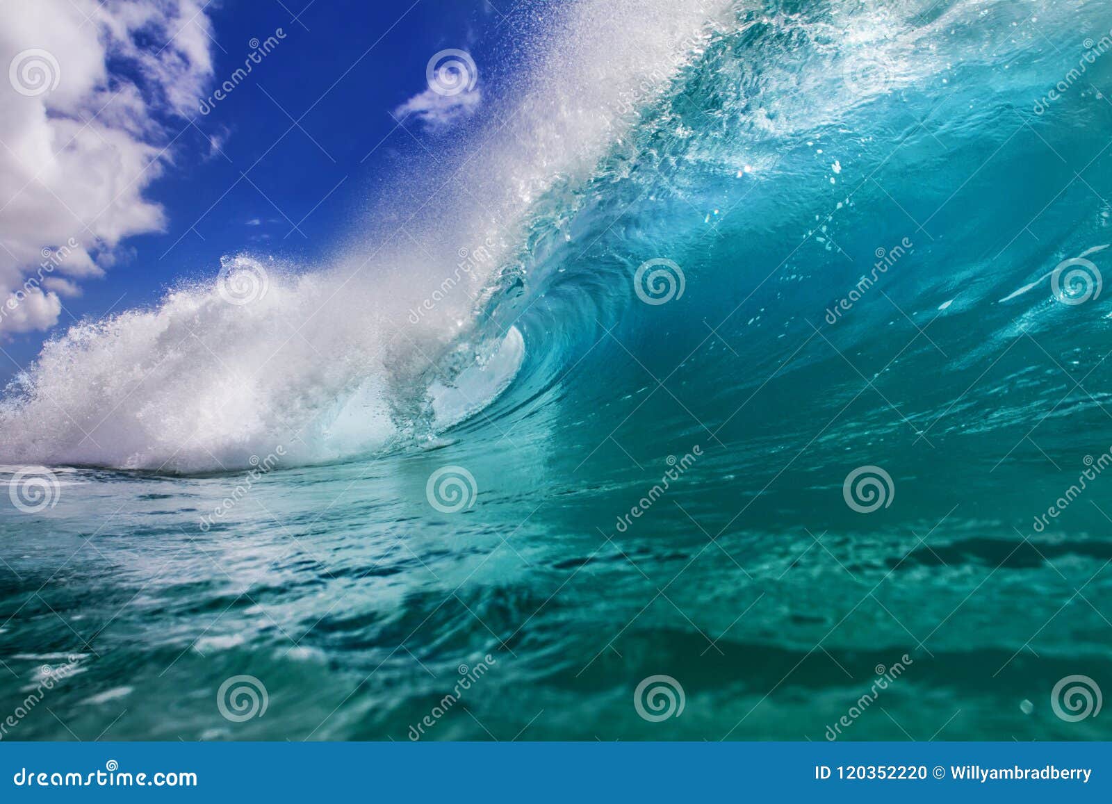 Ocean Colorful Bright Wave with Green Blue Water and Splashed Li Stock ...
