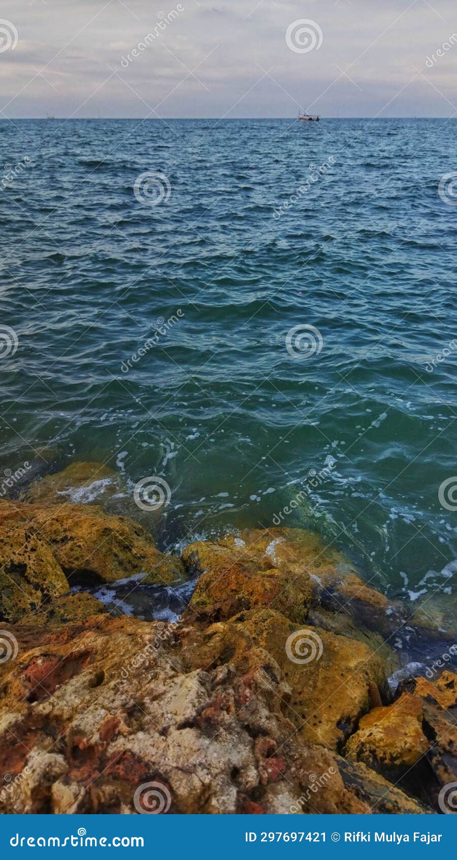 The Potrait View Of Al-azhar Mosque At Middle Night With Stunning Warm ...