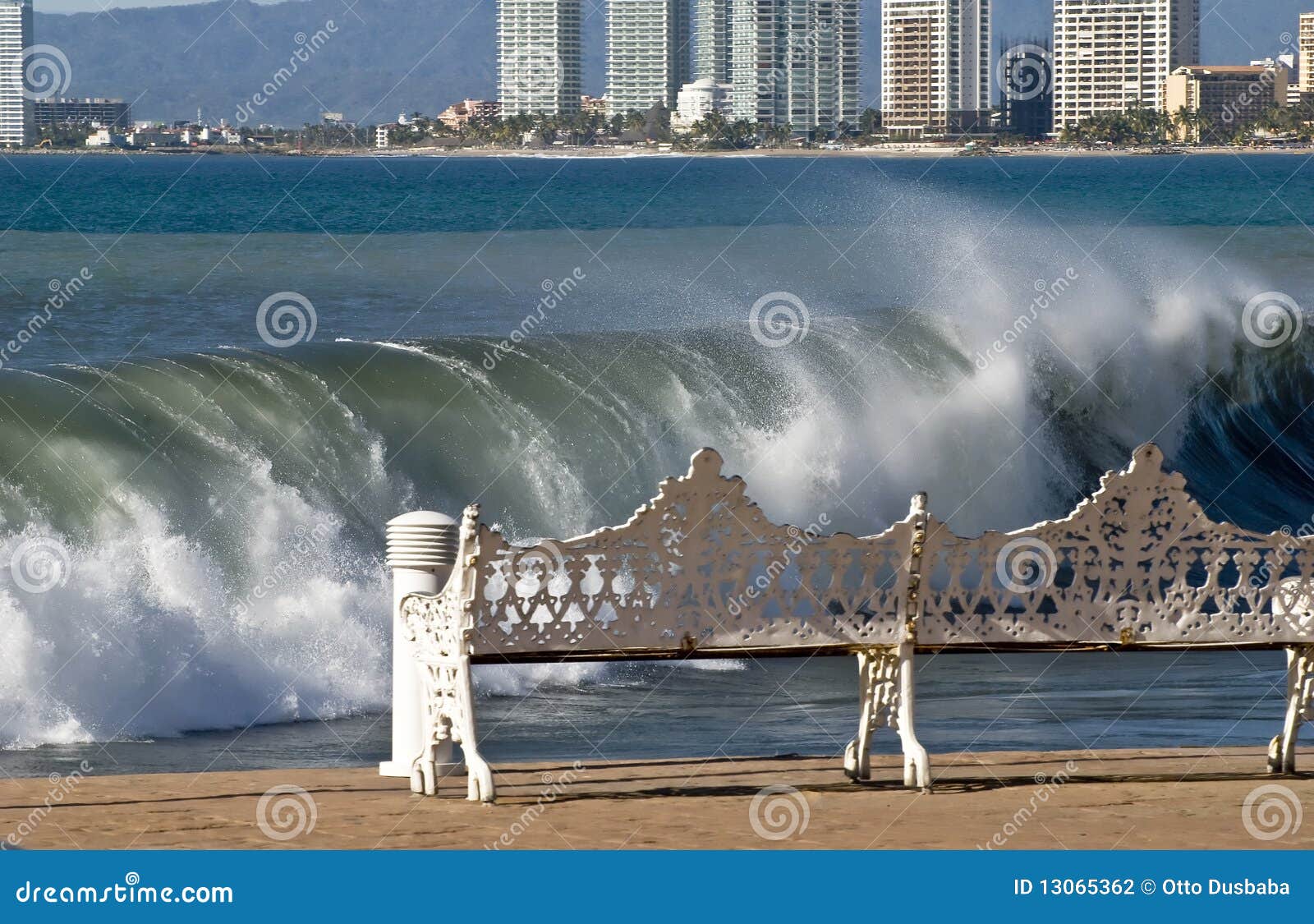Ocean Surf Breaking on the Shore Stock Photo - Image of surf, pacific ...