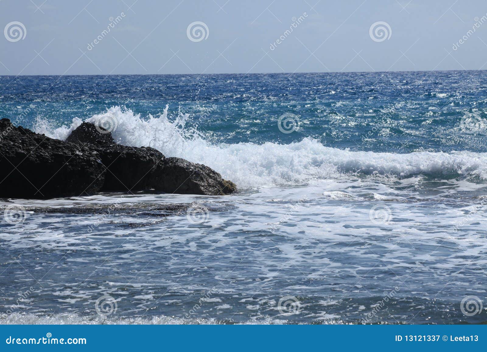 Ocean Waves Crashing on Shoreline Stock Image - Image of water, shore ...
