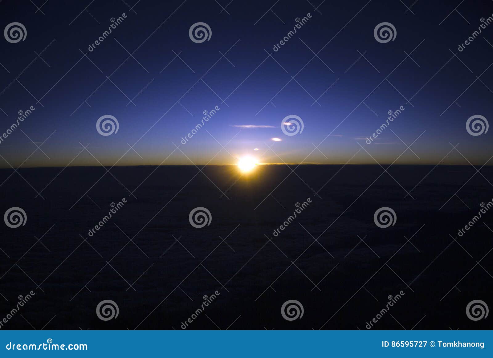 Ochtendzon op de wolken stock afbeelding. Image of wolk - 86595727