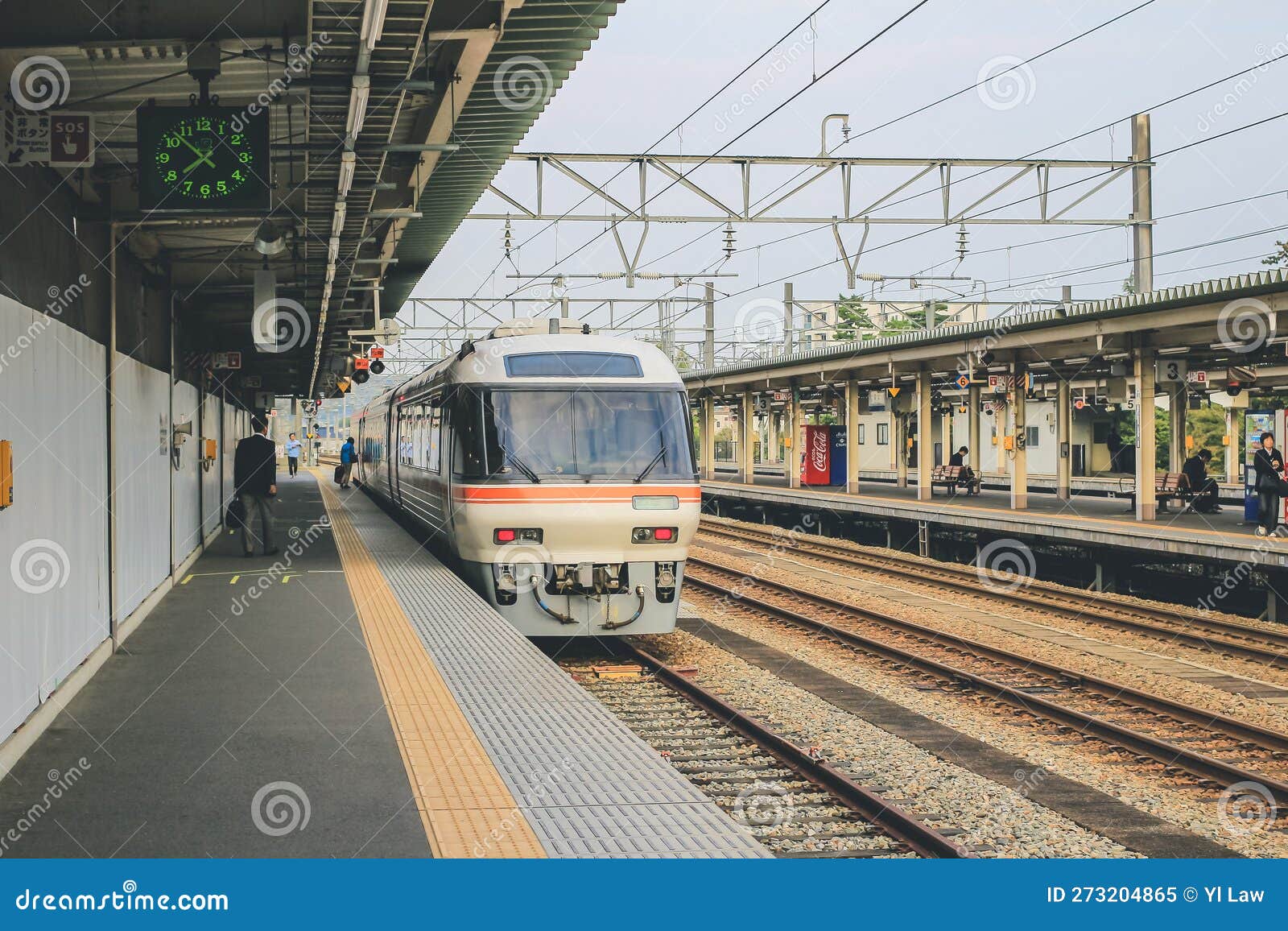 31 Oct 2013 To Takayama Train at Toyama Station Platform, Train Concept ...