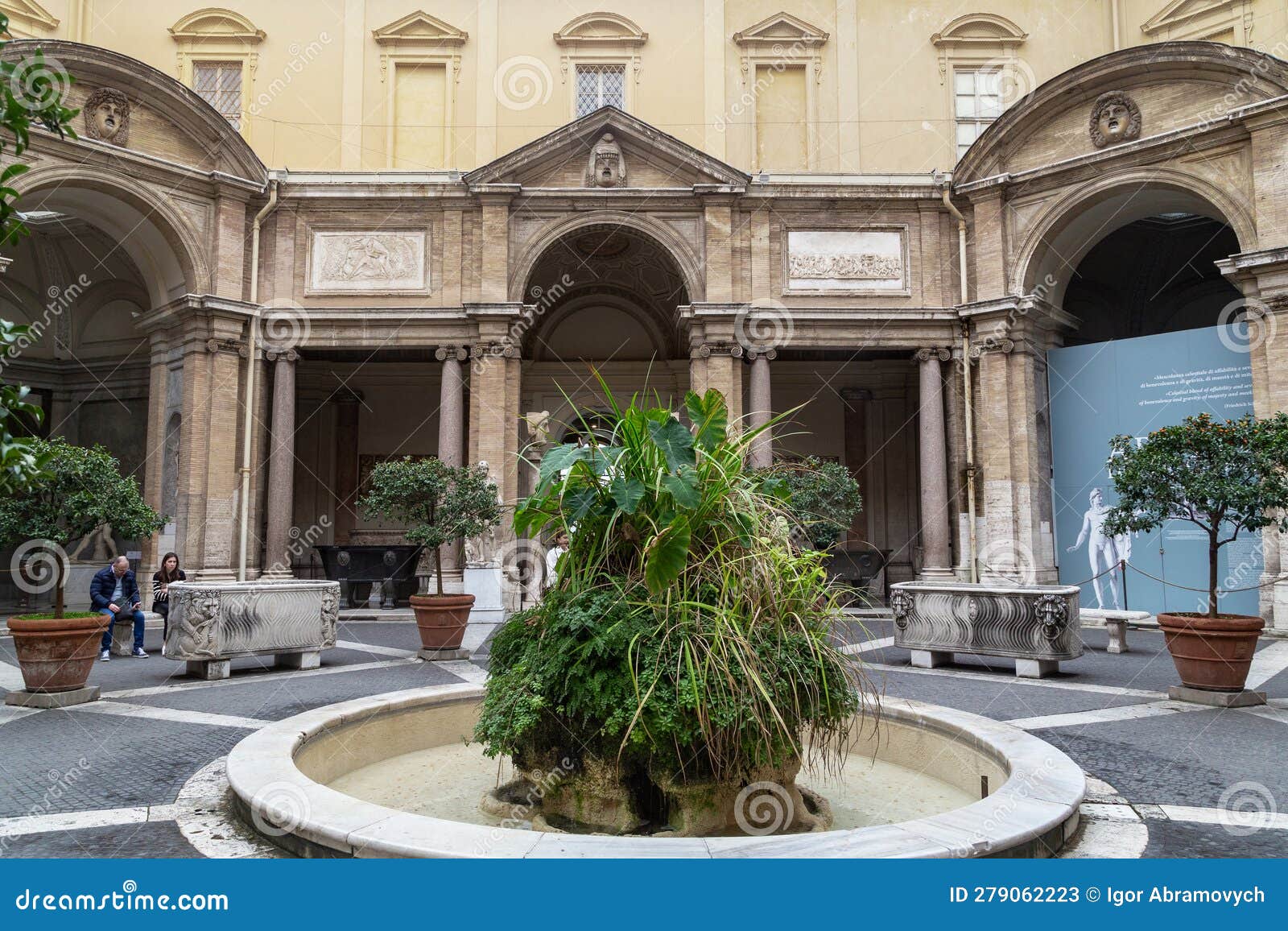 Octagonal Courtyard at the Vatican Museums Editorial Stock Photo ...