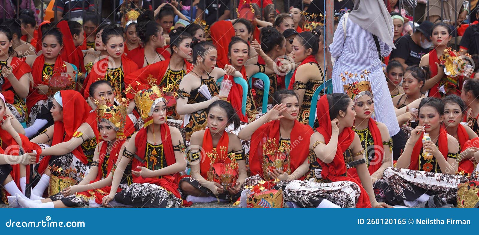 29 October 2022: the Gandrung Sewu Dancers. Banyuwangi, East Java ...