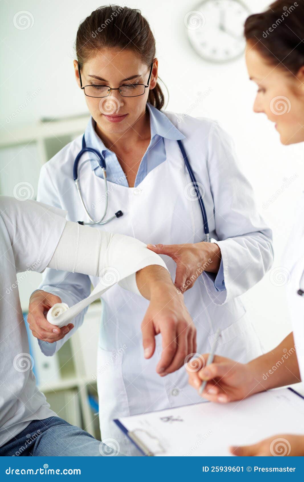 Octroyer Les Premiers Soins Image stock - Image du prudent, clinique ...