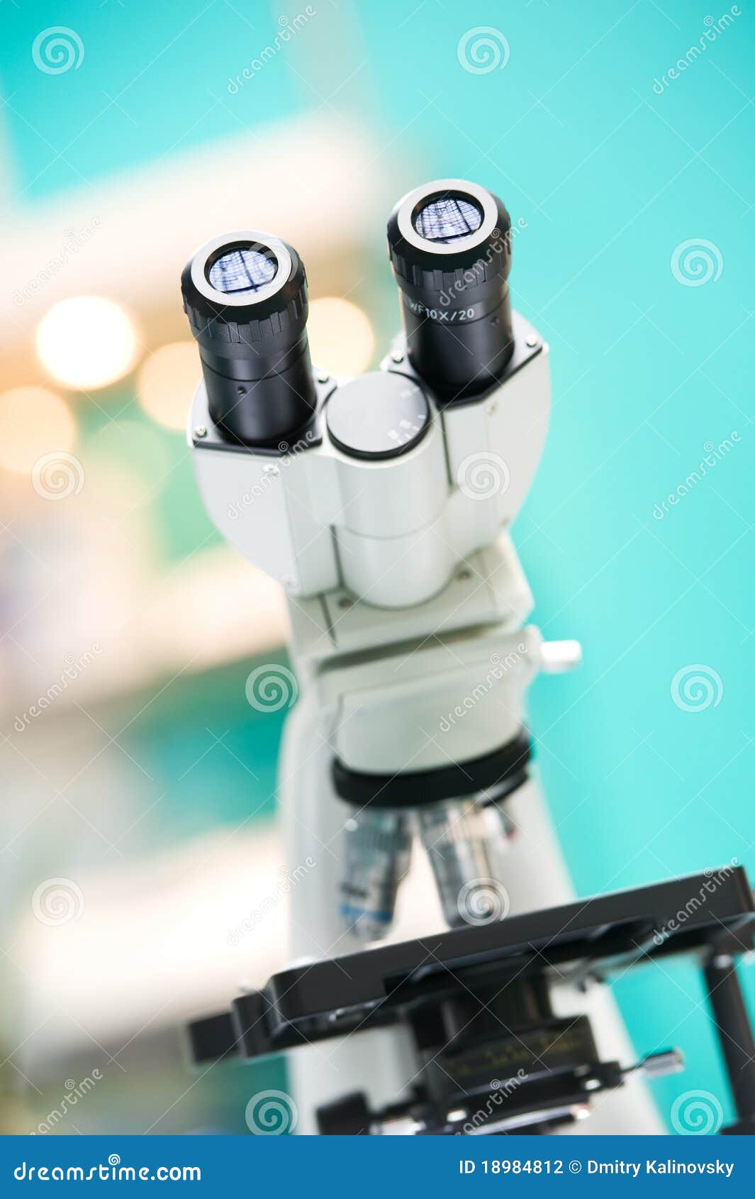 Oculaire de microscope. photo stock. Image of monocle - 18984812