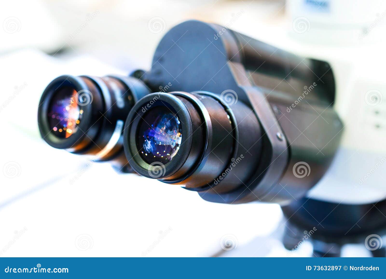 Oculares Del Microscopio Del Laboratorio Imagen de archivo - Imagen de ...